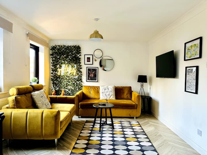 Modern Central York Apartment | Free Parking - York