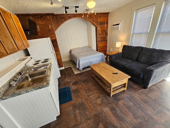 Charming Studio Apt Downtown - Tahlequah, OK