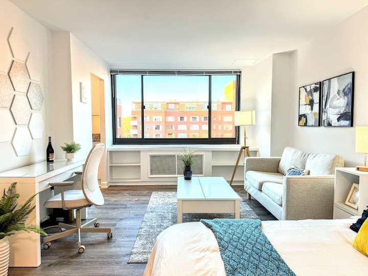 *New* Sunlit Studio W/ Pool, Gym - Arlington, VA