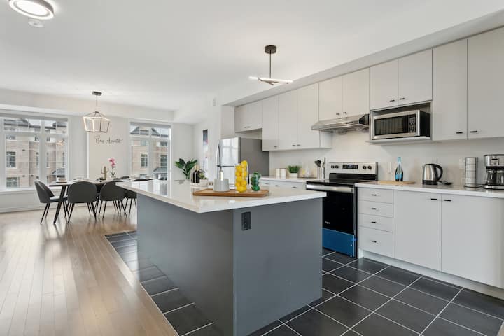 Stylish, Modern & Cozy Family Home - Brampton