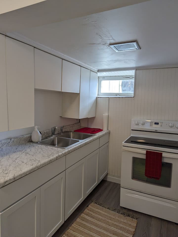 Cozy Ground Level Efficiency - Fargo, ND