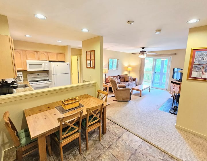Cozy Mt. Snow Condo - Free Shuttle/pool/hot Tub - Mount Snow, VT