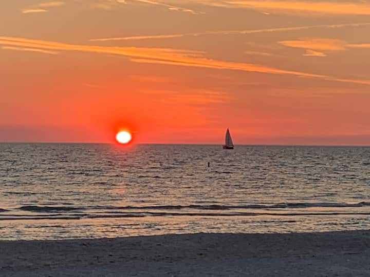 #5 Cozy 1/1 Beach Apartment - The Hummingbird Room - Treasure Island, FL