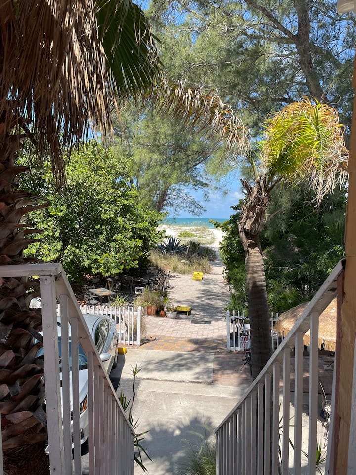 #5 Cozy 1/1 Beach Apartment - The Hummingbird Room - Treasure Island, FL