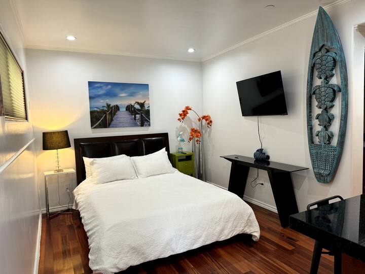 Modern Studio In Manhattan Beach - El Segundo, CA