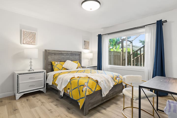 Jane's Home (Az) | Modern Room W Private Bathroom - Palo Alto, CA