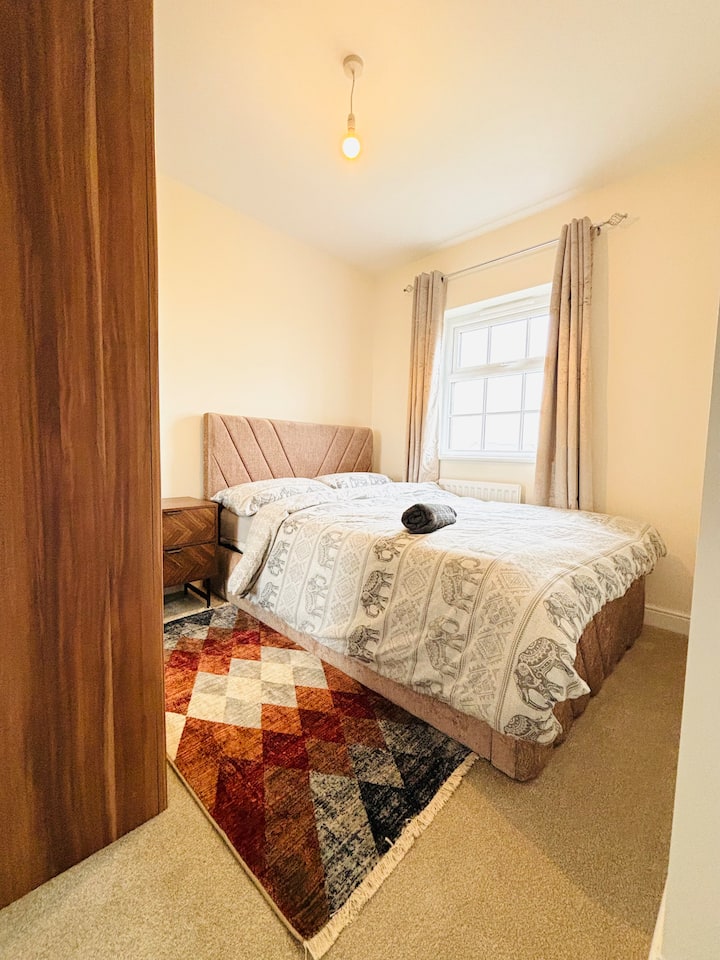 Double Bed Ensuite Shower & Bath - Leicester