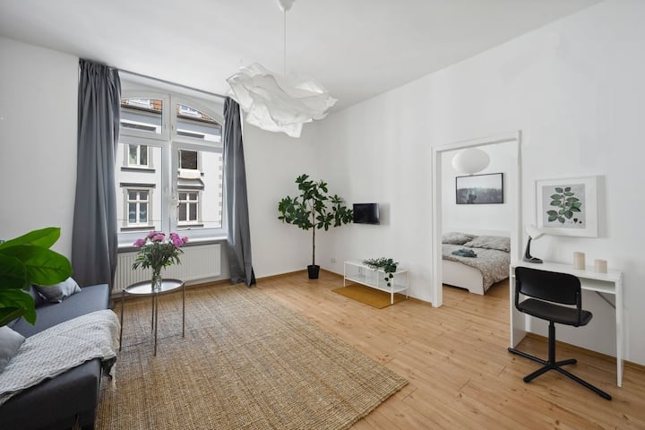 Beautiful 10min Walk Train - Wuppertal