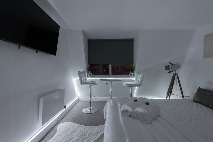 Parade Paradise | Hidden Views | Central | | Leds - Bath