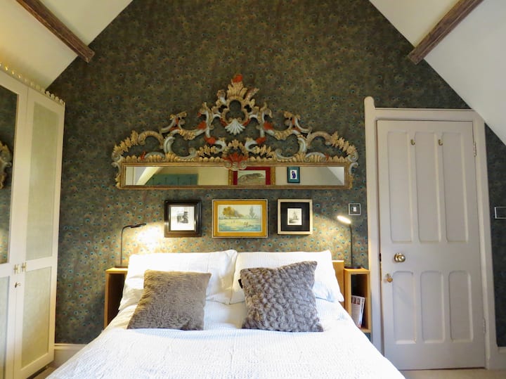 Stylish Beamed En-suite Bedroom In Gothic House - Stroud