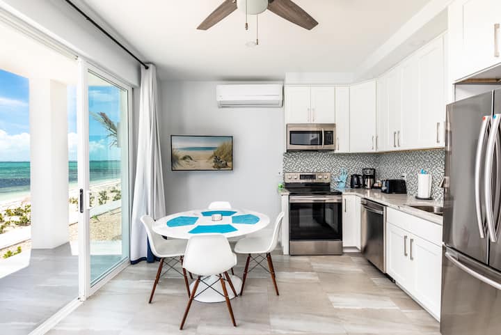 Beachfront Serenity: 1-bedroom Suite - Turks and Caicos Islands