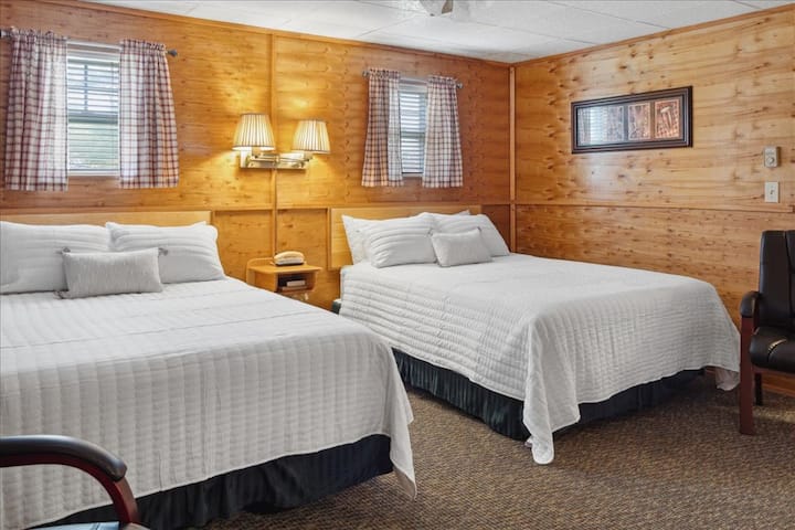 Dt Mackinaw 2 Mins | 2 Queen + 1 Twin - Mackinaw City, MI