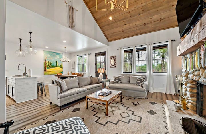 Luxury At The Lake. - Lake James, NC