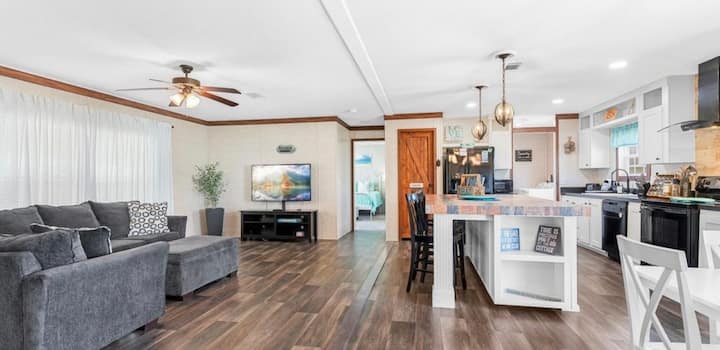 Charming Lakefront Cottage - Milton, FL