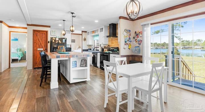 Charming Lakefront Cottage - Milton, FL