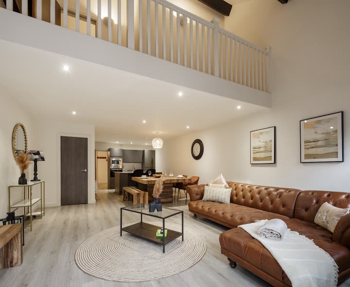 Bradford: Exclusive Penthouse- 85" Huge Tv - Bradford