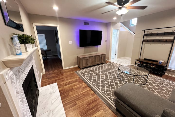 Large Cozy Room With Desk - Plano, TX