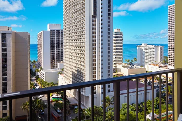 Waikiki Sunset Partial Ocean View W/ 1 Parking - Honolulu, HI