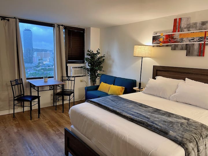Waikiki Cozy Condo With Free Parking Near Beach - Honolulu, HI