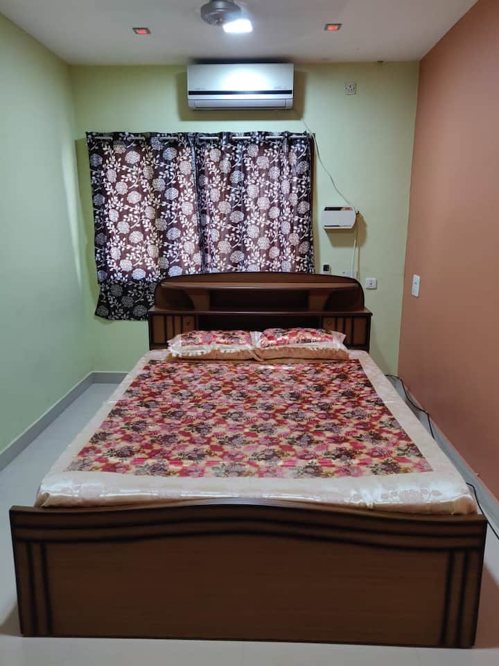 Place To Stay Safe, Not For Unmarried Couple. - Chennai