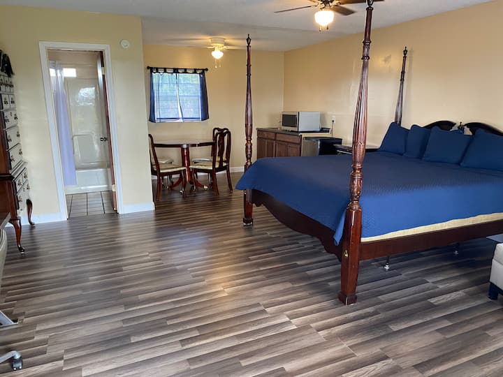 Lake Jackson Executive Suite 123 - Sebring, FL