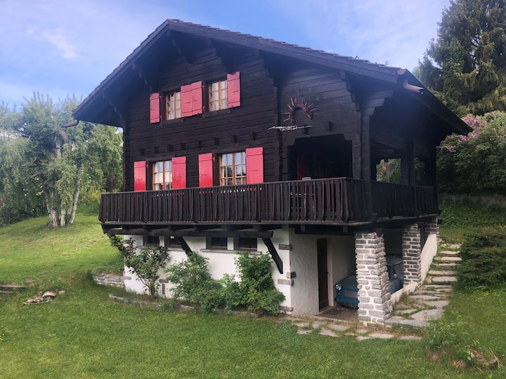 Charmant Chalet Dans Le Village - Suisse