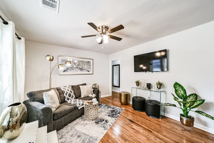 A Stylish Home For Friends And Family - Houston, TX