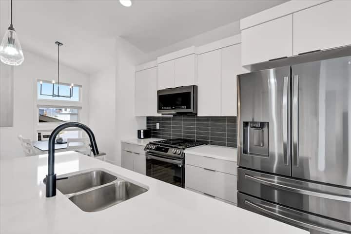 Brand New Stunning Airbnb 3 Bed With Garage. - Grande Prairie