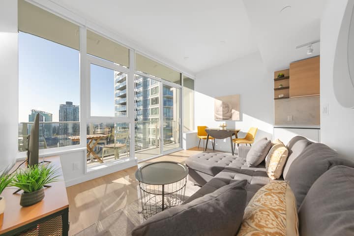 Brand New, Bright 1 Bed Downtown Surrey! - 