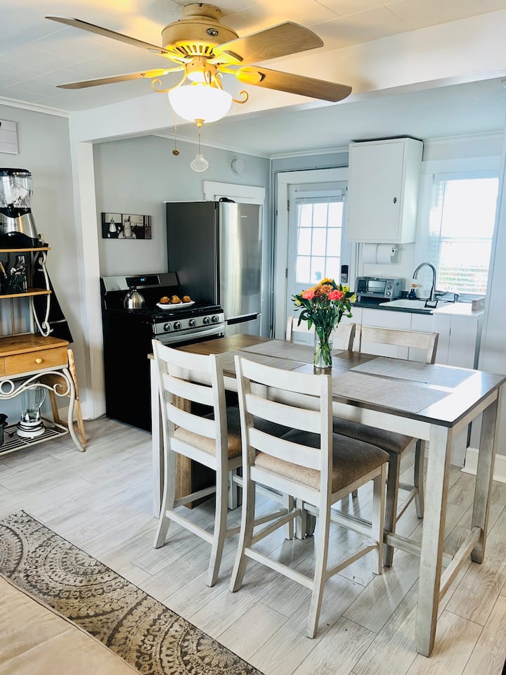 Ocean Breeze Cottage-dog Friendly - Steps To Beach - Hampton Beach, NH