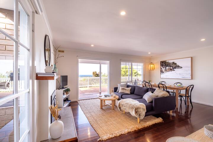 The Shack - Sunny Beach House Sweeping Water Views - Bicheno