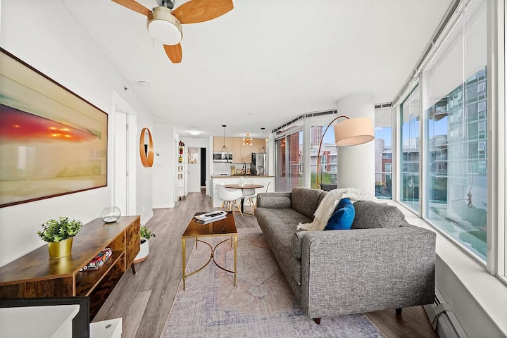 Central Downtown Vancouver Condo - Ev Parking! -