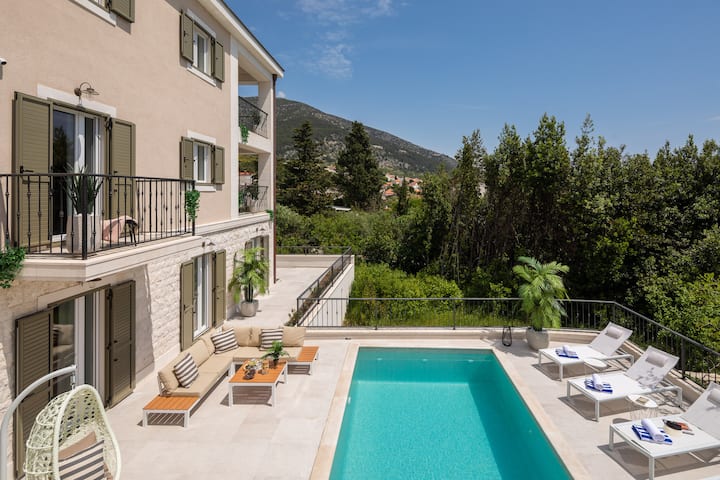 Luxury Suite With Pool View/3 - Bol