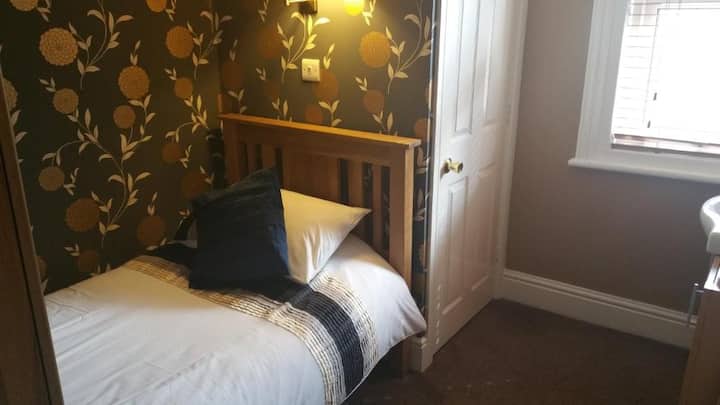 Single Room En-suite #R04 - York