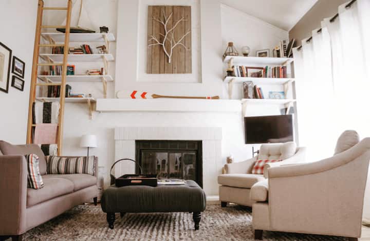 Cozy Family Retreat – 5bd Arvada Home - Arvada, CO