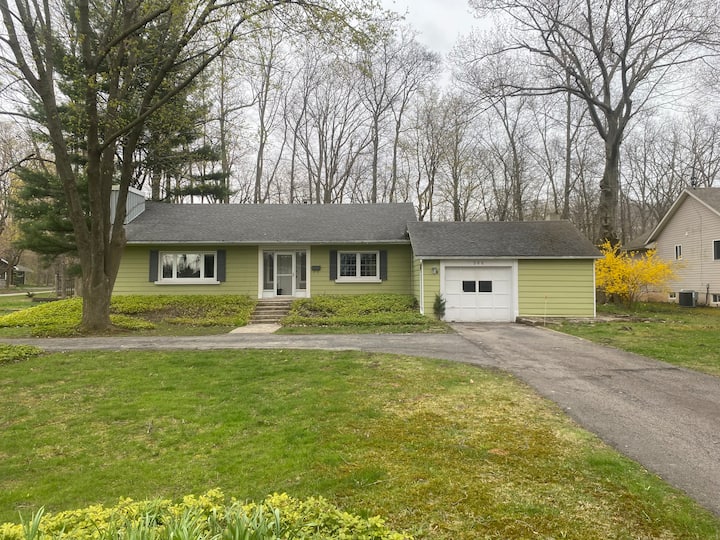 Charming Ridgeway Cottage - Crystal Beach