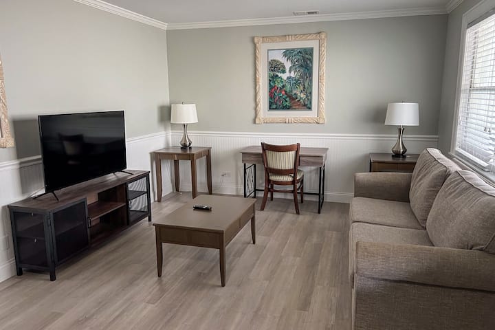 Upper Lakeview One Bedroom Suite (Kitchenette) - Marco Island, FL