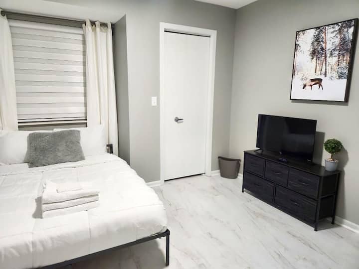 Modern 1 Br W/ Private Bath 3 Mins From University - Akron, OH