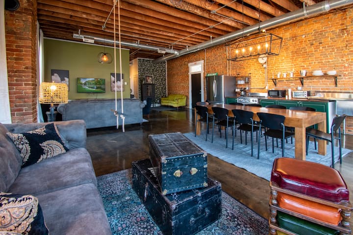 Penthouse Perch
Downtown Loft - Siloam Springs, AR