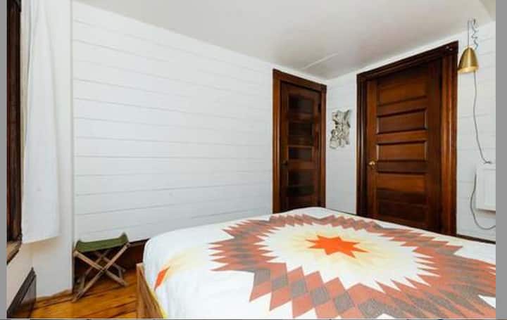Beautiful Rooms Near Red Line! - Boston, MA