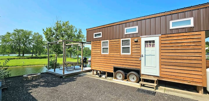 Rustic Lakeside Tiny Home - Springfield, OH