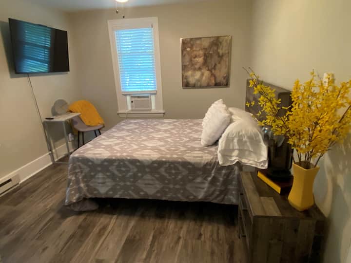 Cozy 2nd Floor Studio - Urbana, IL