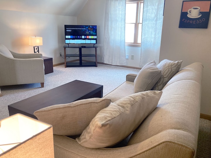 People Love This Place - Beautifully Furnished - Brookfield, WI
