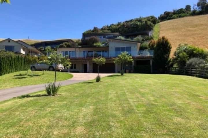 Large Taradale Home,
Sleeps 9 - Napier