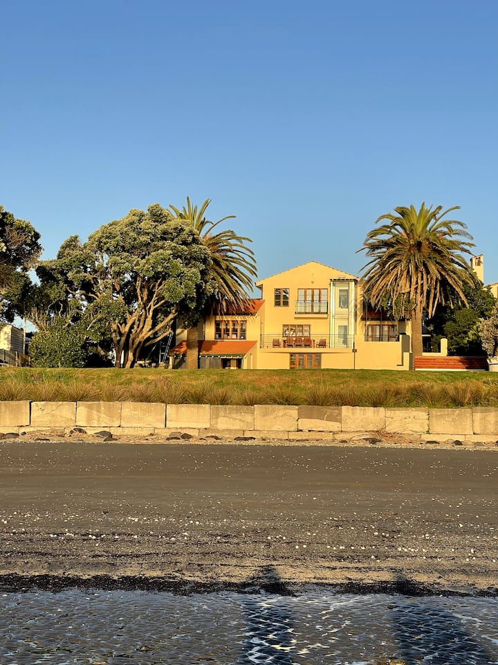 Stunning Beachfront Retreat - Kapiti Island Views - Paekākāriki