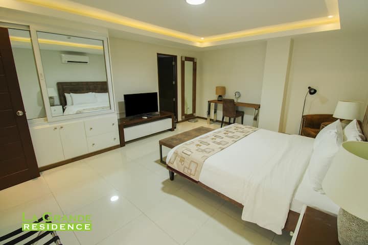 2 Bedroom Suite In Phase 1 W/ Balcony & Pool View - Angeles