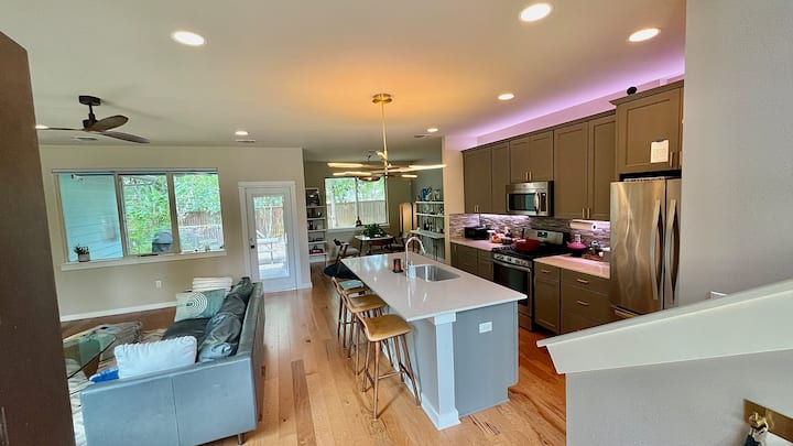 Private Upstairs Retreat, Sleeps 4 | South Austin - Austin, TX