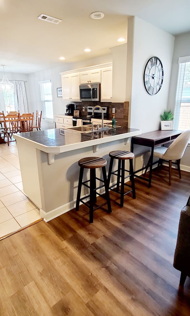 Rogers Retreat-cozy Home Close To Downtown Rogers - Rogers, AR