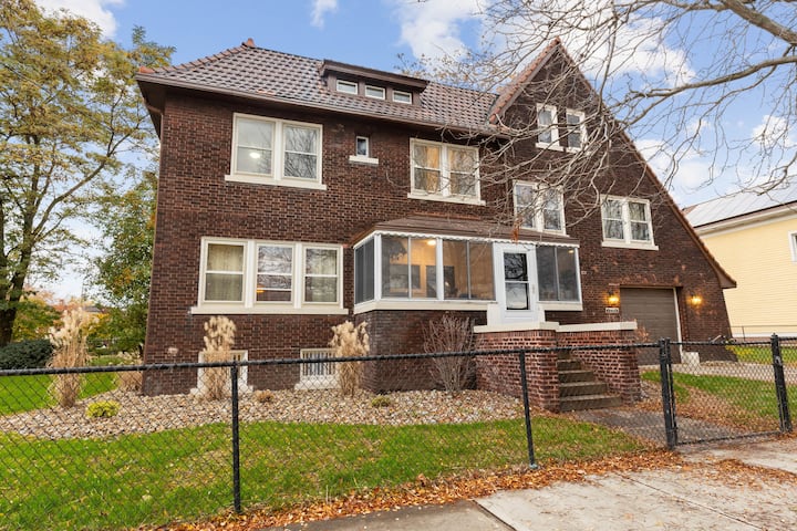 Cleveland Castle-6 Br 3 Bath 4400 Sqft Home - Cleveland, OH