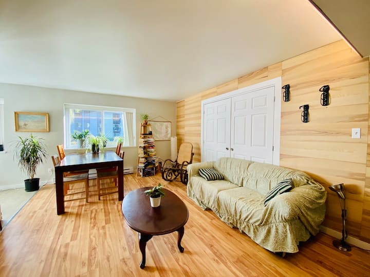 Cozy Bedroom At Base Of Chief - 斯闊米甚